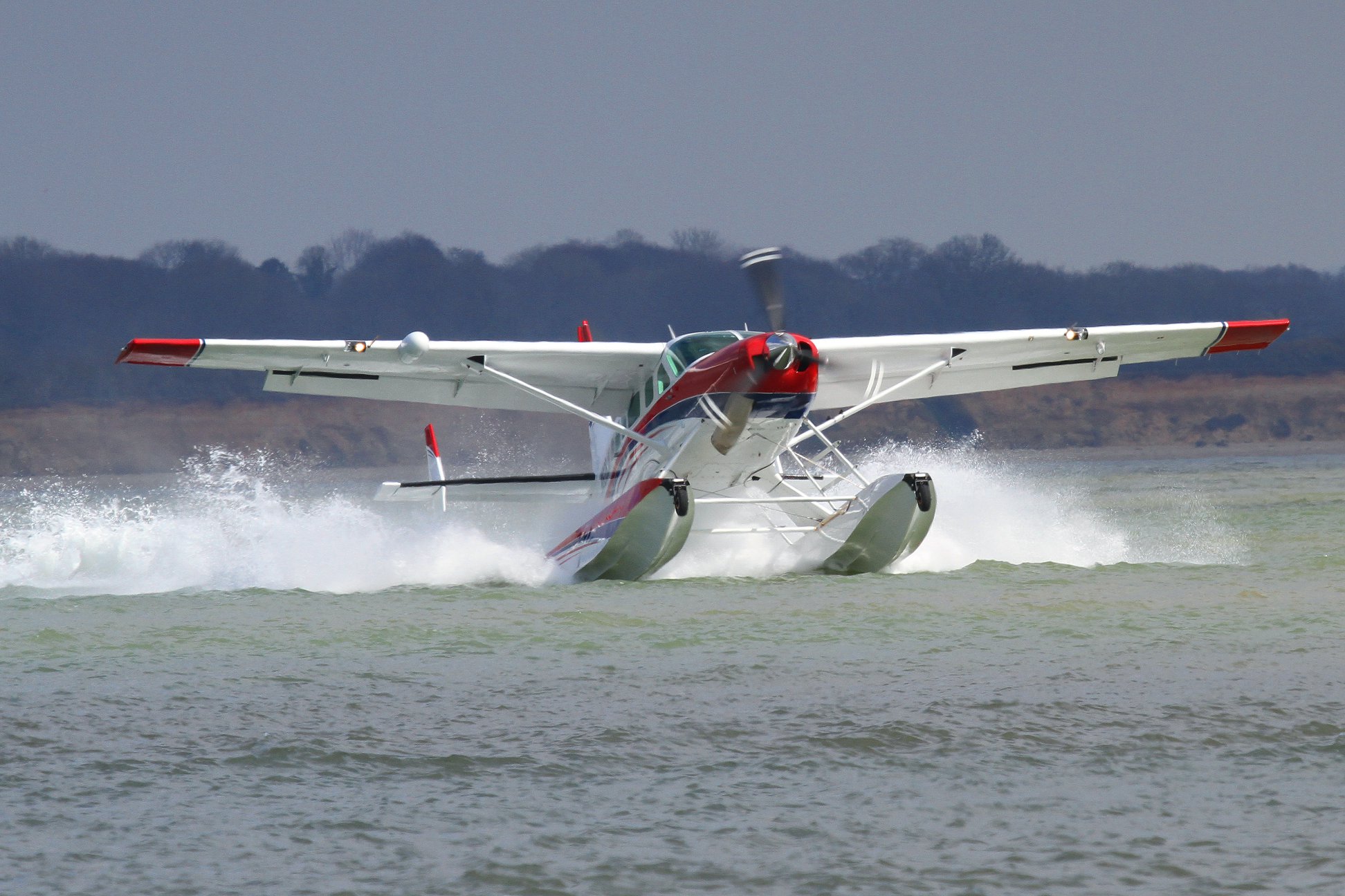 Historische waterlanding: uniek MAF-watervliegtuig op doorreis naar ...